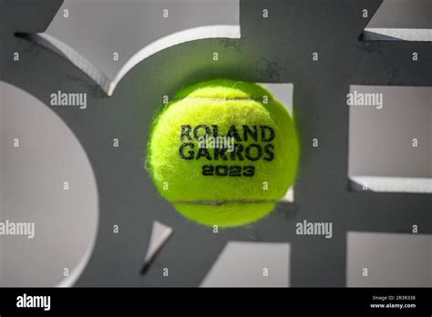 Ilustración del balón oficial durante el torneo de tenis Roland Garros