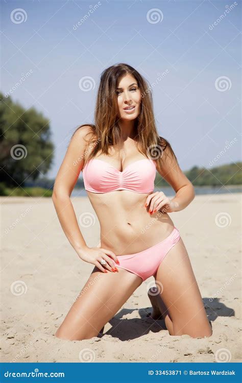 Mujer Morena Hermosa En Bikini Rosado Imagen De Archivo Imagen De