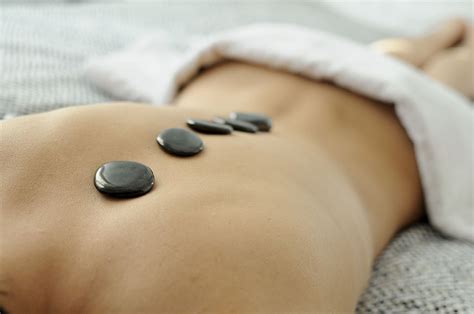 Le Massage Aux Pierres Chaudes Par Oriba Spa