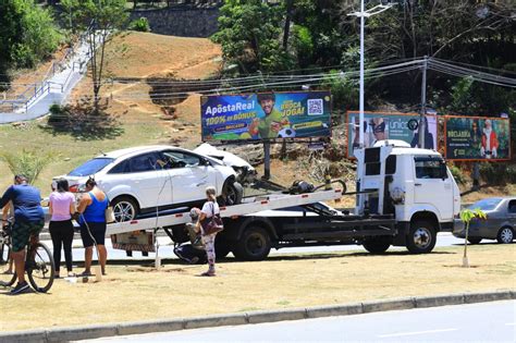Motorista De Aplicativo Cochila Ao Volante E Cai O Carro Em Canal
