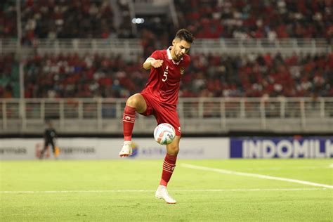 Sandy Walsh Hadiahkan Jersey Debut Timnas Indonesia Kepada Hamdan