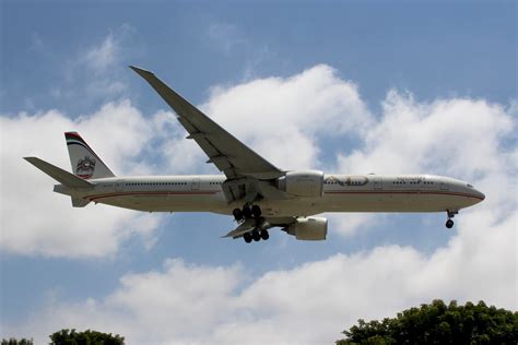 Etihad Boeing 777 Lands At Los Angeles So Cal Metro Flickr