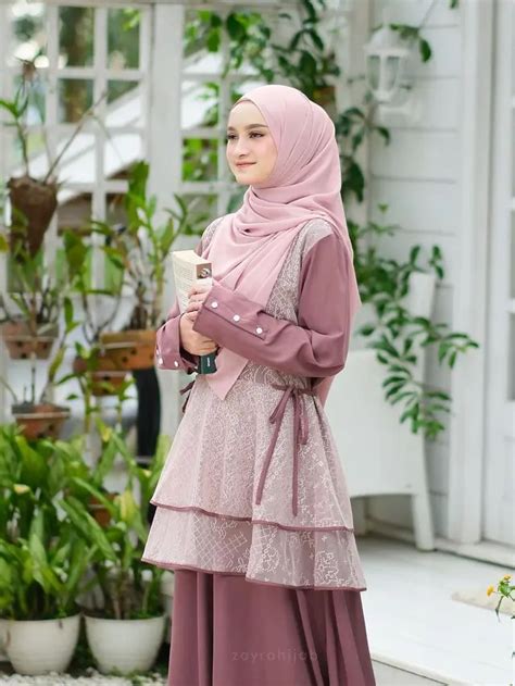 5 Rekomendasi Model Gamis Brokat Kombinasi Polos Untuk Berbagai Acara