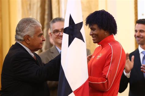 Presidente José Raúl Mulino entregó el Pabellón Nacional a la boxeadora
