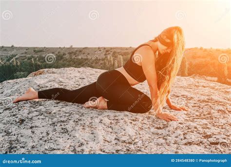 Mujer De Fitness Feliz Gimnasia Mitad De Edad Haciendo Estiramientos Y