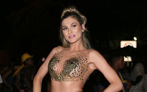 Lívia Andrade aposta em top supertransparente para ensaio do carnaval