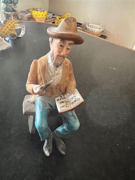 Se produkter som liknar Vintage figurin äldre man läs på Tradera
