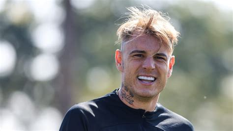 Rival do Corinthians pode fechar Róger Guedes para 2025 De volta