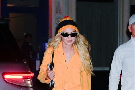 Μόνο η Gigi Hadid θα μπορούσε να φορέσει με στυλ την πορτοκαλί ολόσωμη