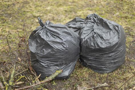Bolsas De Basura En La Calle Bolsas Negras Limpieza En Patio 12684181
