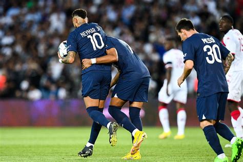 Foot PSG PSG Neymar et Mbappé réconciliés c est faux Foot 01
