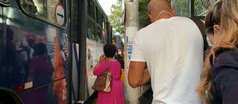 Passageiros reclamam de superlotação e falta de higiene no ônibus da