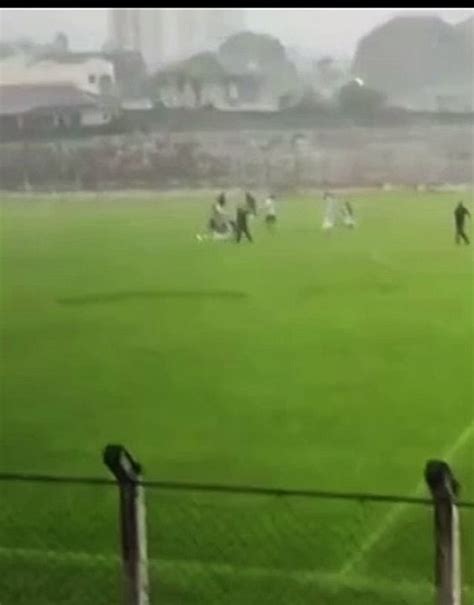 Jogador morre após ser atingido por raio em partida de futebol vídeo