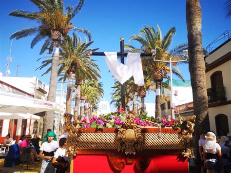 ISLA CRISTINA CELEBRA LA FESTIVIDAD DE LA CRUZ CON UN COLORIDO DESFILE