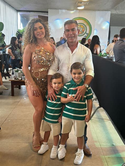 Fabíola de Andrade samba a família na feijoada da Mocidade