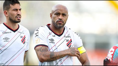 ATHLETICO TEM RETORNO DE THIAGO HELENO E FAZ MISTÉRIO NA ESCALAÇÃO
