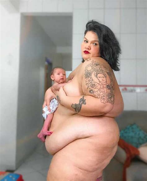 Nua Thais Carla Posta Foto Segurando A Filha E Fala Sobre