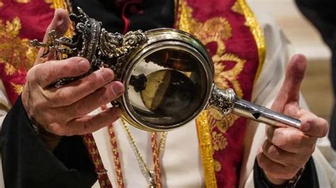 Il sangue si è sciolto San Gennaro rinnova il miracolo laico il