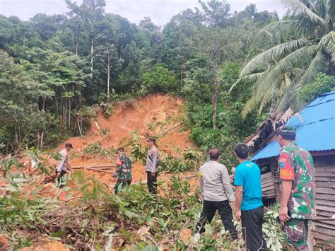 Polisi Bersama TNI Bantu Evakuasi Korban Tanah Longsor Di Du