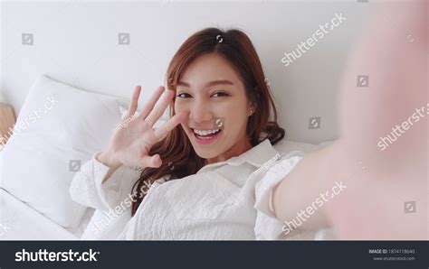 5437 Asian Girl Selfie With Hand 图片、库存照片和矢量图 Shutterstock