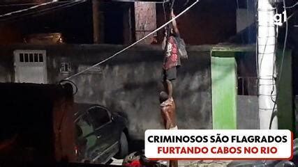 Criminosos Sobem Um No Outro Para Furtar Cabos De Energia Na Zona Norte