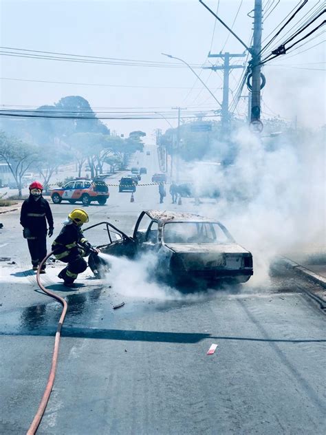 Carro pega fogo após acidente em Contagem e quatro pessoas ficam