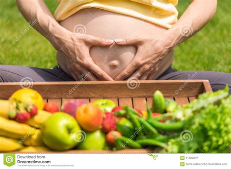 Femme Enceinte S Asseyant Sur L Herbe Et Jugeant Une Pomme Disponible