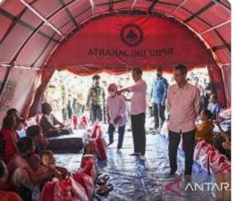 Presiden RI Ir Joko Widodo Dan Ibu Iriana Kunjungi Posko Kebakaran