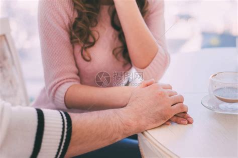 一对恩爱夫妻的手特写高清图片下载 正版图片503365618 摄图网