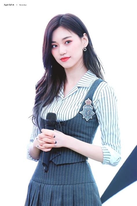 Times Weki Meki S Doyeon Impressed With Her Incredibly Tiny Waist