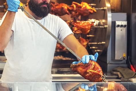 Rôtissoire Comment attacher un poulet sur la broche Matériel Horeca