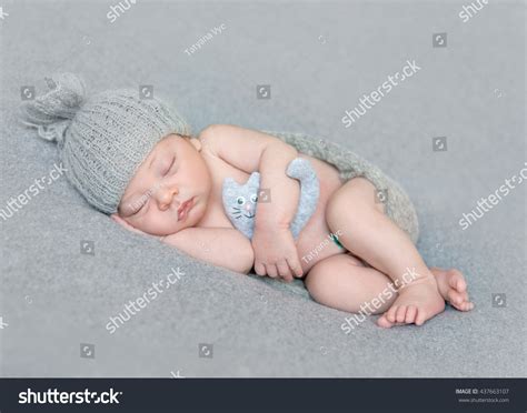 bebé recién nacido dormido desnudo con Foto de stock 437663107