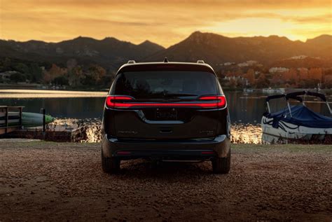 2021 Toyota Sienna Vs 2021 Chrysler Pacifica Spec Comparison Motor
