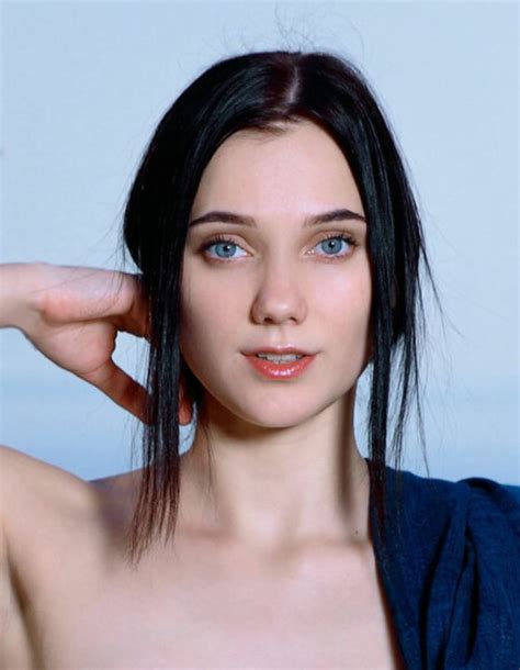 Polly Pure Biography Photos Age Height Wiki Videos More News