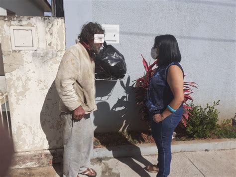 Moradores de rua são orientados mas continuam em grupos nas praças