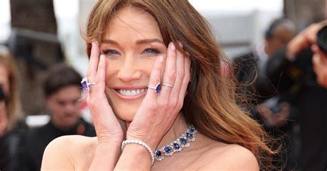 Carla Bruni Sarkozy en minirobe argentée sur les marches de Cannes
