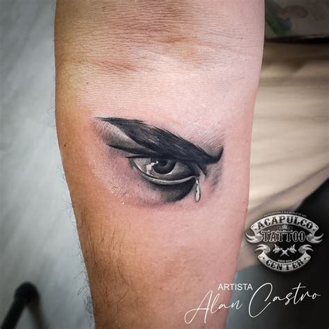 An Eye With Black And White Makeup On The Side Of A Man S Leg