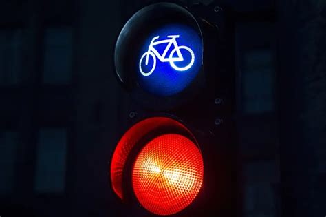 Cuánto cuesta un ticket por pasarse una luz en rojo en USA 2024