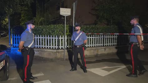 TRAGEDIA FAMILIARE UCCIDE MADRE E FRATELLO E TENTA DI TOGLIERSI LA