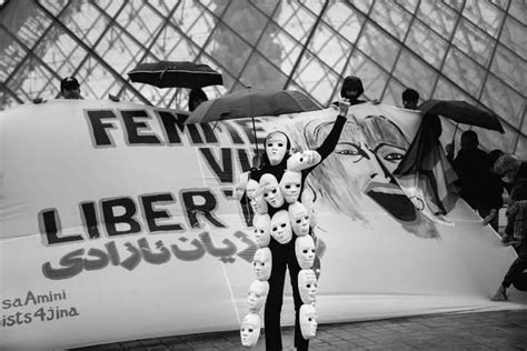 Performance Je suis Jina en soutien avec la Révolution féministe