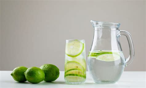 Los beneficios y desventajas de beber agua tibia con limón en ayunas
