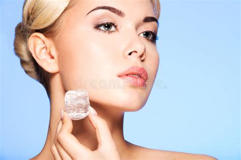 O Retrato Do Close Up Da Jovem Mulher Bonita Aplica O Gelo Ao Fac