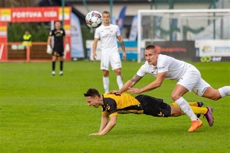 Puszcza Niepołomice GKS Katowice WYNIK ZDJĘCIA Mecz na szczycie na