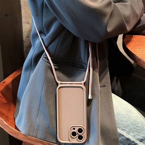 Luxuoso Transversal Colar Cordão Silicone Macio Capa iPhone 15 Pro Max