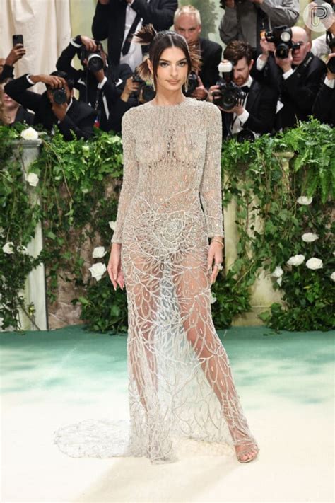 Nudez fashion Emily Ratajkowski deixa seios e bumbum à mostra em look