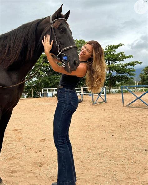 Grazi Massafera mata seguidores de inveja ao exibir abdômen sarado ao