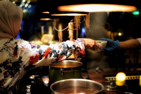Mano Cortada De Una Persona Que Le Da Un Plato A Una Mujer En Un