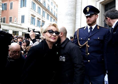 Applausi E Tanti Grazie Ai Funerali Di Maurizio Costanzo All Uscita