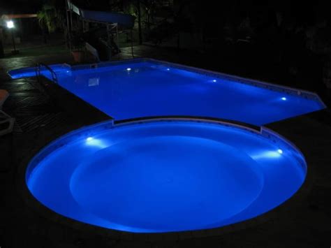 Como escolher a iluminação LED ideal para piscina