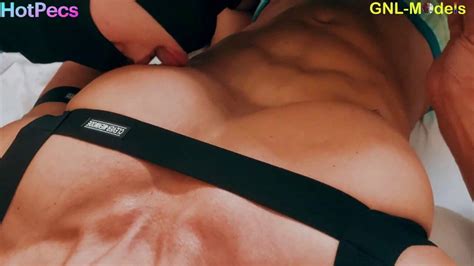 热辣的肌肉亚洲男人得到乳头玩和边缘 xHamster